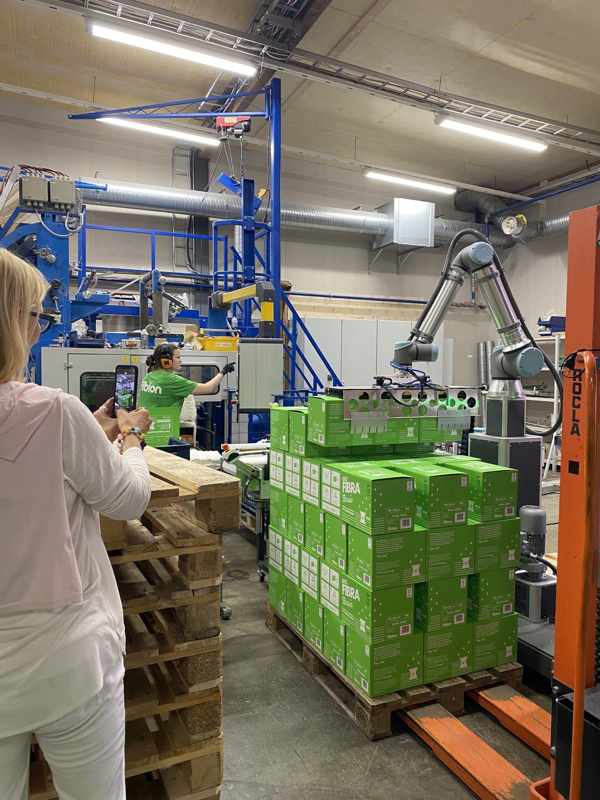 Robots improve work ergonomics — Fiblon